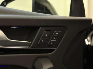 Black Audi Q5 2022 in Vilnius, with an engine capacity of 2.00 L and mileage of 86 thousand km for 36490 €, photo 14 on AUTOMOTO.COM.LV