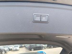 Black Audi Q5 2023 in Marijampole, with an engine capacity of 1.98 L and mileage of 160 thousand km for 14500 €, photo 47 on AUTOMOTO.COM.LV