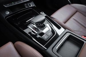 Black Audi Q5 2023 in Marupe, with an engine capacity of 2.00 L and mileage of 52 thousand km for 46000 €, photo 29 on AUTOMOTO.COM.LV