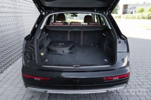 Black Audi Q5 2023 in Riga, with an engine capacity of 2.00 L and mileage of 52 thousand km for 46000 €, photo 33 on AUTOMOTO.COM.LV