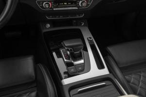 Black Audi Q5 2023 in Vilnius, with an engine capacity of 2.00 L and mileage of 123 thousand km for 39850 €, photo 11 on AUTOMOTO.COM.LV