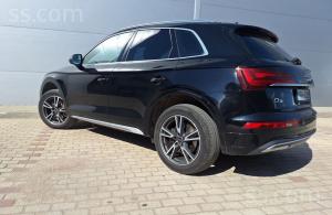 Black Audi Q5 2023 in Riga, with an engine capacity of 2.00 L and mileage of 71 thousand km for 35900 €, photo 4 on AUTOMOTO.COM.LV