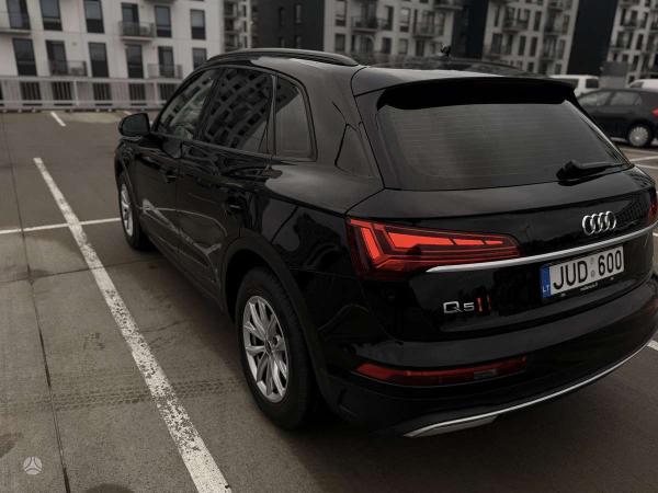 Melns Audi Q5 2024 Viļņa, ar dzinēja tilpumu 1.97 L un nobraukumu 18 tūkst. km par 38500 €, foto 5 vietnē AUTOMOTO.COM.LV