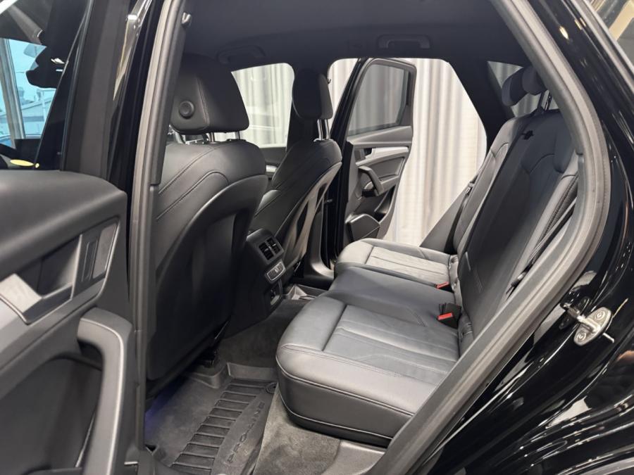 Melns Audi Q5 2024 Rīga, ar dzinēja tilpumu 2.00 L un nobraukumu 16 tūkst. km par 39990 €, foto 23 vietnē AUTOMOTO.COM.LV