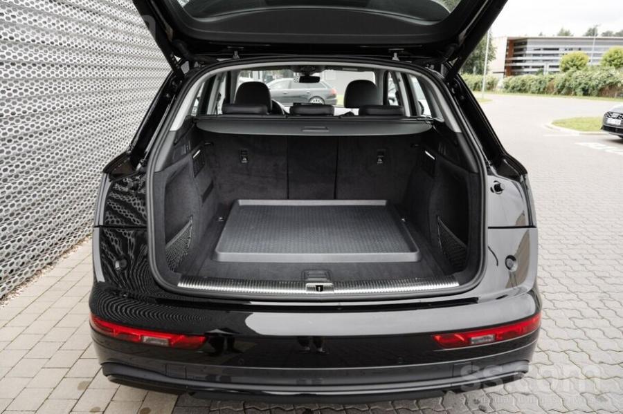 Melns Audi Q5 2024 Rīga, ar dzinēja tilpumu 2.00 L un nobraukumu 19 tūkst. km par 43900 €, foto 31 vietnē AUTOMOTO.COM.LV