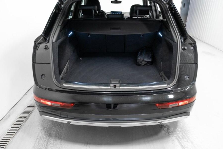 Melns Audi Q5 2025 Viļņa, ar dzinēja tilpumu 2.00 L un nobraukumu 49 tūkst. km par 35350 €, foto 23 vietnē AUTOMOTO.COM.LV