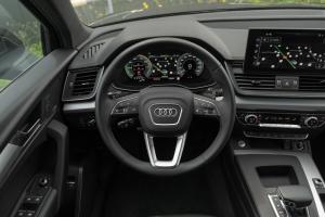 Melns Audi Q5 2025 Viļņa, ar dzinēja tilpumu 2.00 L un nobraukumu 9 tūkst. km par 48700 €, foto 26 vietnē AUTOMOTO.COM.LV