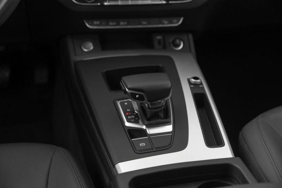 Black Audi Q5 2025 in Vilnius, with an engine capacity of 2.00 L and mileage of 45 thousand km for 34050 €, photo 10 on AUTOMOTO.COM.LV