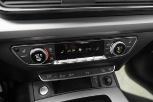 Zils Audi Q5 2022 Viļņa, ar dzinēja tilpumu 2.00 L un nobraukumu 106 tūkst. km par 34050 €, foto 14 vietnē AUTOMOTO.COM.LV