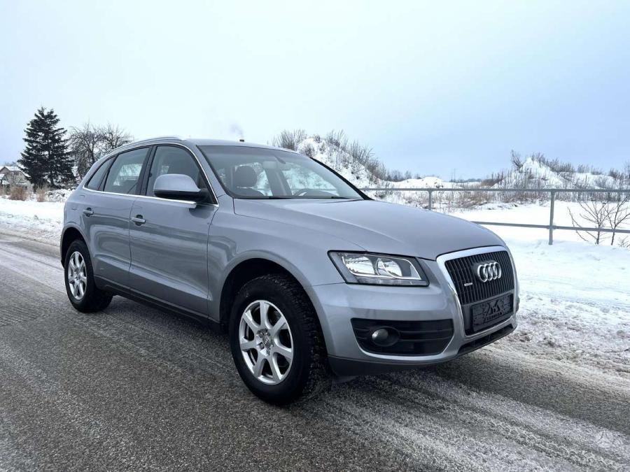 Grey Audi Q5 2009 in Ukmerge, with an engine capacity of 1.97 L and mileage of 219 thousand km for 7950 €, photo 1 on AUTOMOTO.COM.LV