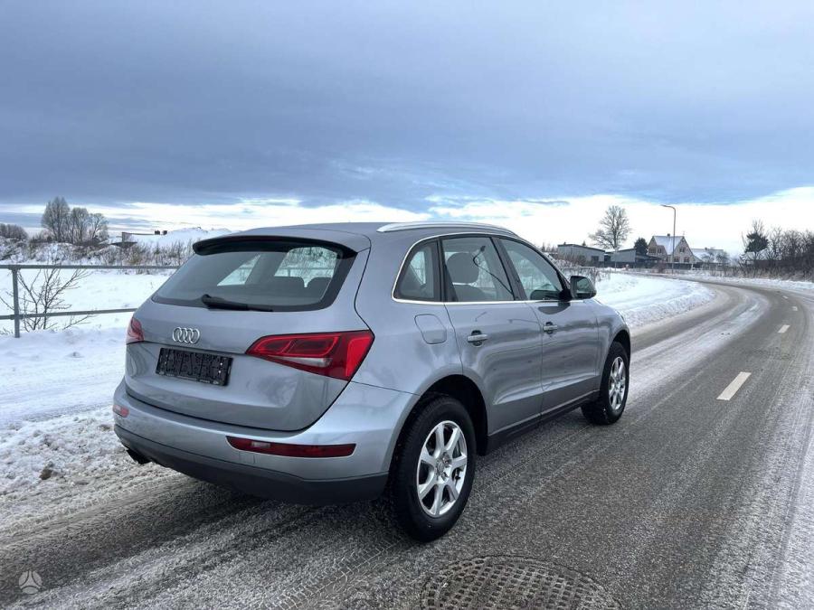 Grey Audi Q5 2009 in Ukmerge, with an engine capacity of 1.97 L and mileage of 219 thousand km for 7950 €, photo 4 on AUTOMOTO.COM.LV
