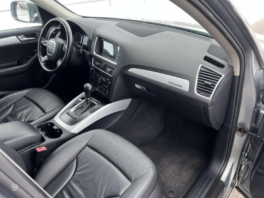 Grey Audi Q5 2009 in Ukmerge, with an engine capacity of 1.97 L and mileage of 219 thousand km for 7950 €, photo 9 on AUTOMOTO.COM.LV