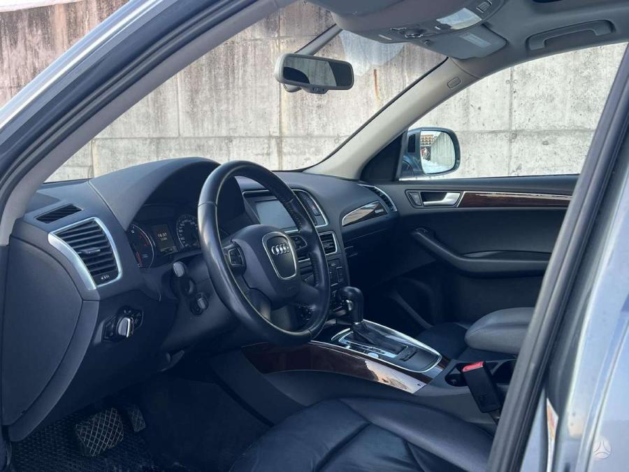 Pelēks Audi Q5 2009 Viļņa, ar dzinēja tilpumu 1.98 L un nobraukumu 183 tūkst. km par 6500 €, foto 7 vietnē AUTOMOTO.COM.LV