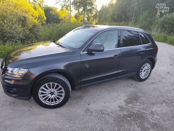 Grey Audi Q5 2009 in Naujoji Akmene, with an engine capacity of 3.00 L and mileage of 319 thousand km for 7000 €, photo 1 on AUTOMOTO.COM.LV