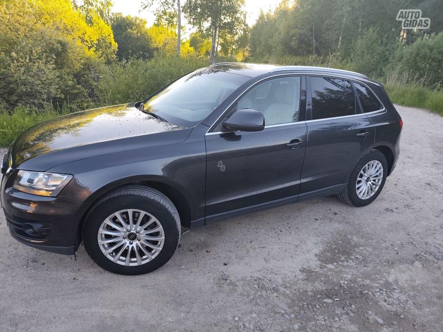 Grey Audi Q5 2009 in Naujoji Akmene, with an engine capacity of 3.00 L and mileage of 319 thousand km for 7000 €, photo 1 on AUTOMOTO.COM.LV