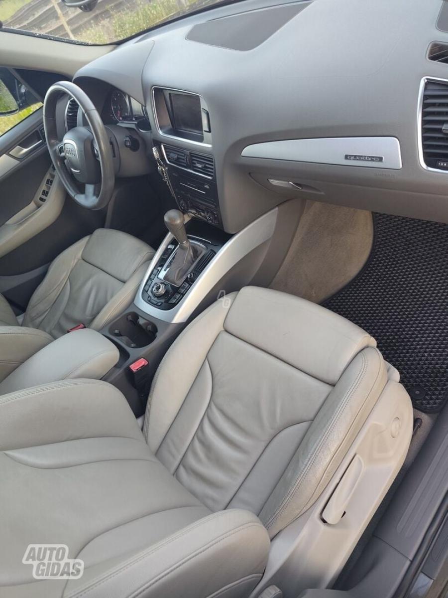 Grey Audi Q5 2009 in Naujoji Akmene, with an engine capacity of 3.00 L and mileage of 319 thousand km for 7000 €, photo 4 on AUTOMOTO.COM.LV