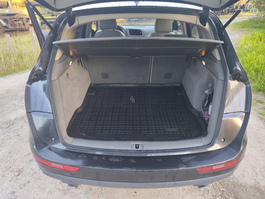 Grey Audi Q5 2009 in Naujoji Akmene, with an engine capacity of 3.00 L and mileage of 319 thousand km for 7000 €, photo 10 on AUTOMOTO.COM.LV