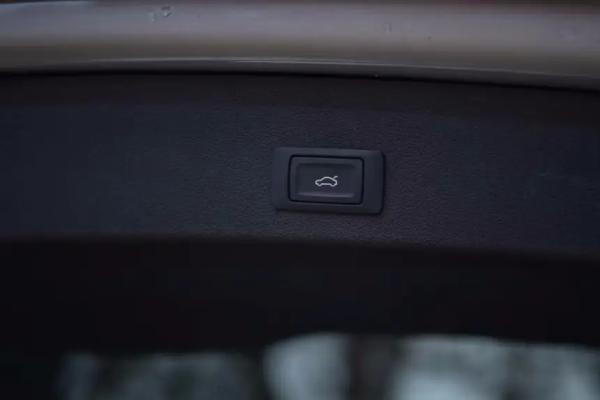 Grey Audi Q5 2009 in Grobiņa, with an engine capacity of 3.00 L and mileage of 270 thousand km for 10350 €, photo 8 on AUTOMOTO.COM.LV