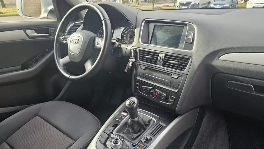 Grey Audi Q5 2009 in Riga, with an engine capacity of 2.00 L and mileage of 220 thousand km for 8550 €, photo 21 on AUTOMOTO.COM.LV