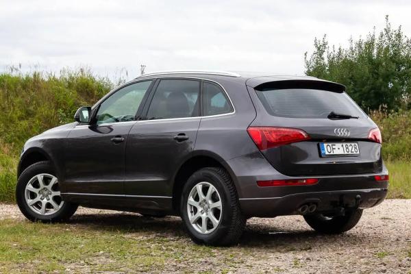 Grey Audi Q5 2009 in Riga, with an engine capacity of 2.00 L and mileage of 260 thousand km for 10995 €, photo 2 on AUTOMOTO.COM.LV