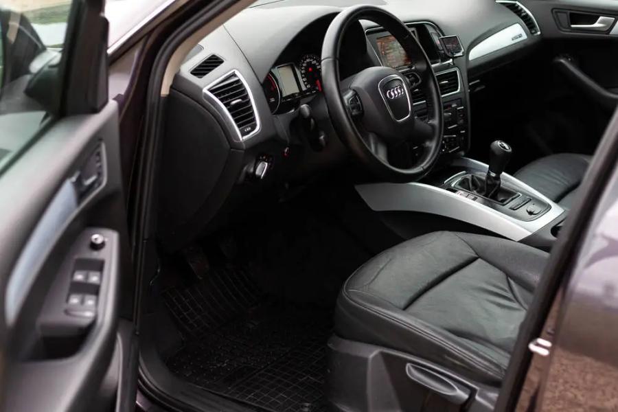 Pelēks Audi Q5 2009 Rīga, ar dzinēja tilpumu 2.00 L un nobraukumu 260 tūkst. km par 10995 €, foto 14 vietnē AUTOMOTO.COM.LV