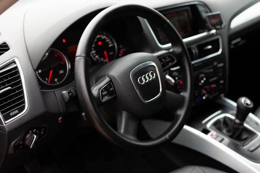 Pelēks Audi Q5 2009 Rīga, ar dzinēja tilpumu 2.00 L un nobraukumu 260 tūkst. km par 10995 €, foto 17 vietnē AUTOMOTO.COM.LV