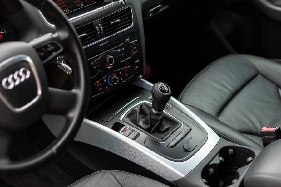Pelēks Audi Q5 2009 Rīga, ar dzinēja tilpumu 2.00 L un nobraukumu 260 tūkst. km par 10995 €, foto 18 vietnē AUTOMOTO.COM.LV