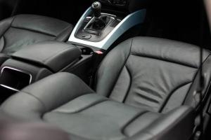 Pelēks Audi Q5 2009 Rīga, ar dzinēja tilpumu 2.00 L un nobraukumu 260 tūkst. km par 10995 €, foto 23 vietnē AUTOMOTO.COM.LV