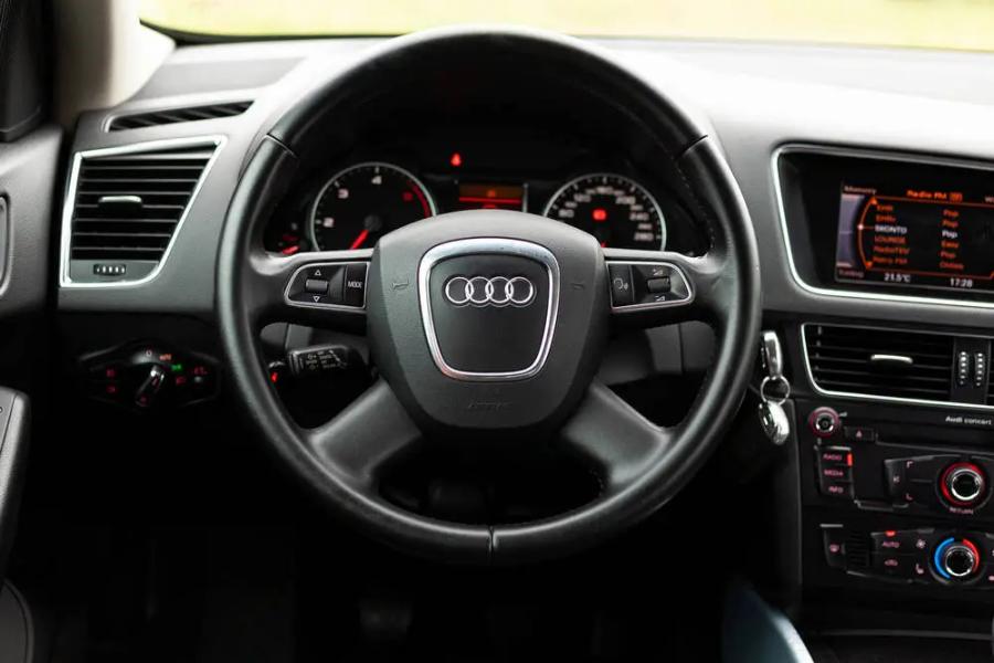Pelēks Audi Q5 2009 Rīga, ar dzinēja tilpumu 2.00 L un nobraukumu 260 tūkst. km par 10995 €, foto 26 vietnē AUTOMOTO.COM.LV