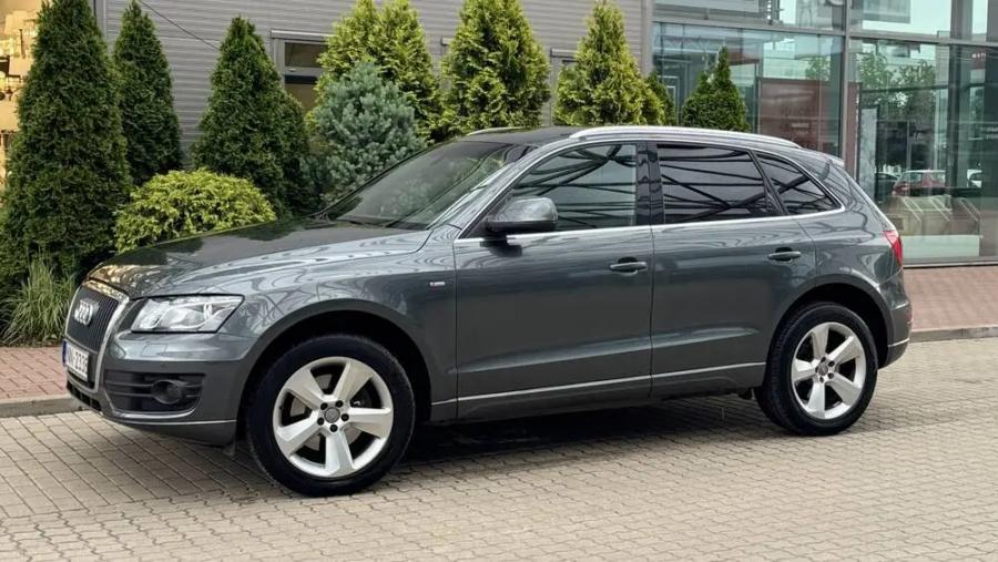 Grey Audi Q5 2009 in Riga, with an engine capacity of 3.00 L and mileage of 356 thousand km for 8600 €, photo 1 on AUTOMOTO.COM.LV