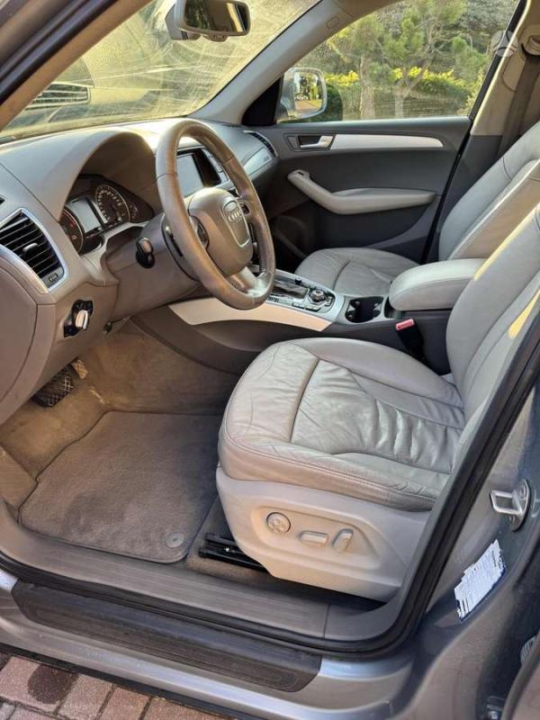 Grey Audi Q5 2009 in Anyksciai, with an engine capacity of 1.97 L and mileage of 377 thousand km for 7000 €, photo 11 on AUTOMOTO.COM.LV