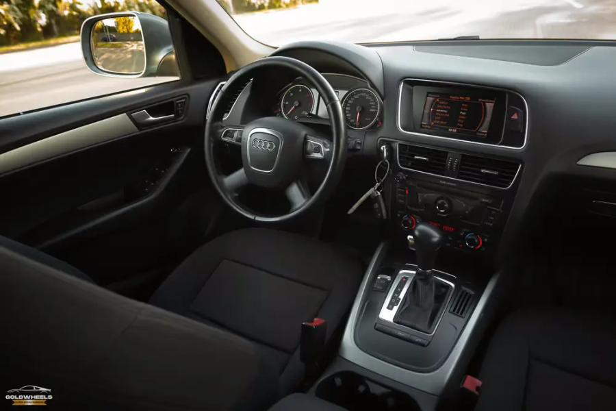 Grey Audi Q5 2010 in Jelgava, with an engine capacity of 2.00 L and mileage of 240 thousand km for 7200 €, photo 8 on AUTOMOTO.COM.LV