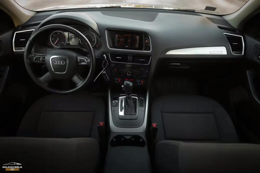 Grey Audi Q5 2010 in Jelgava, with an engine capacity of 2.00 L and mileage of 240 thousand km for 7200 €, photo 9 on AUTOMOTO.COM.LV