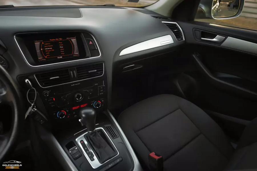 Grey Audi Q5 2010 in Jelgava, with an engine capacity of 2.00 L and mileage of 240 thousand km for 7200 €, photo 11 on AUTOMOTO.COM.LV
