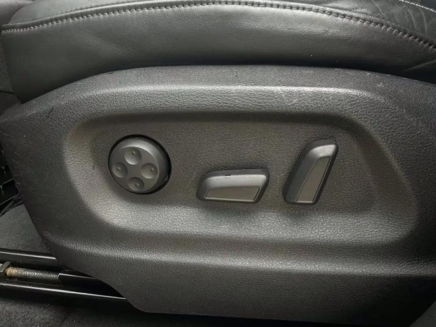 Grey Audi Q5 2010 in Riga, with an engine capacity of 2.00 L and mileage of 239 thousand km for 6500 €, photo 14 on AUTOMOTO.COM.LV