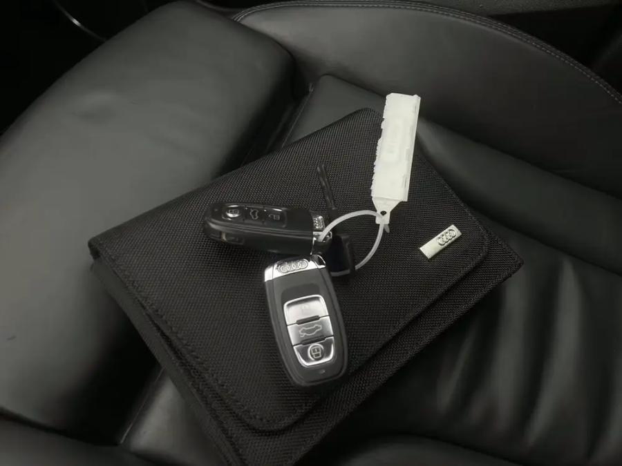 Grey Audi Q5 2010 in Riga, with an engine capacity of 2.00 L and mileage of 239 thousand km for 6500 €, photo 25 on AUTOMOTO.COM.LV