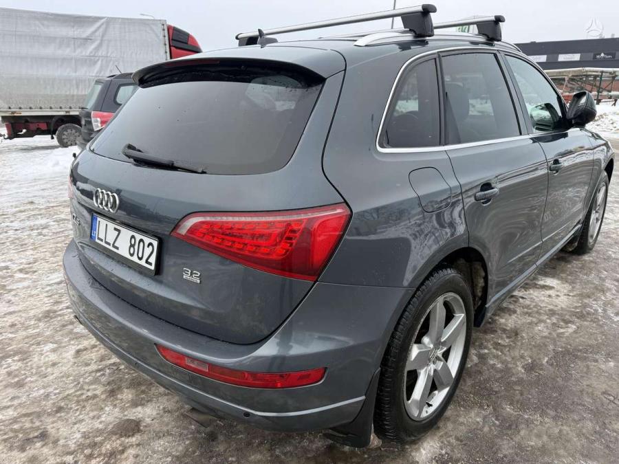 Grey Audi Q5 2010 in Vilnius, with an engine capacity of 3.20 L and mileage of 302 thousand km for 7200 €, photo 4 on AUTOMOTO.COM.LV