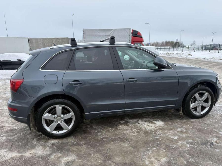 Grey Audi Q5 2010 in Vilnius, with an engine capacity of 3.20 L and mileage of 302 thousand km for 7200 €, photo 5 on AUTOMOTO.COM.LV