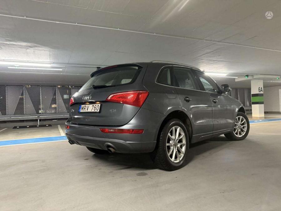 Grey Audi Q5 2011 in Vilnius, with an engine capacity of 1.98 L and mileage of 134 thousand km for 10000 €, photo 3 on AUTOMOTO.COM.LV