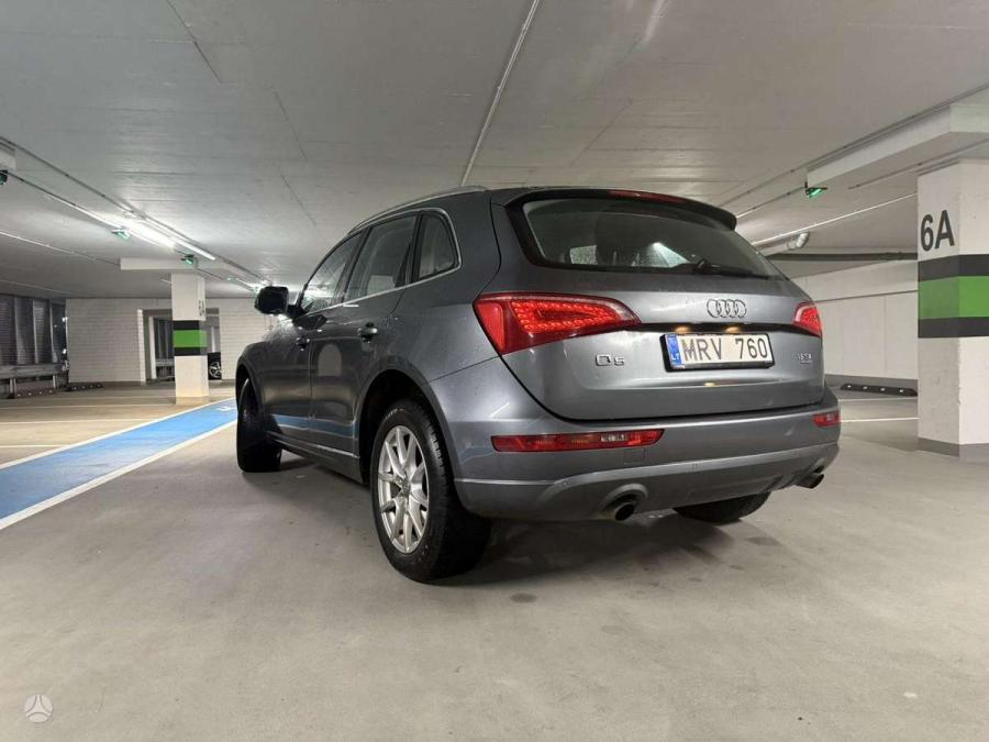 Grey Audi Q5 2011 in Vilnius, with an engine capacity of 1.98 L and mileage of 134 thousand km for 10000 €, photo 4 on AUTOMOTO.COM.LV