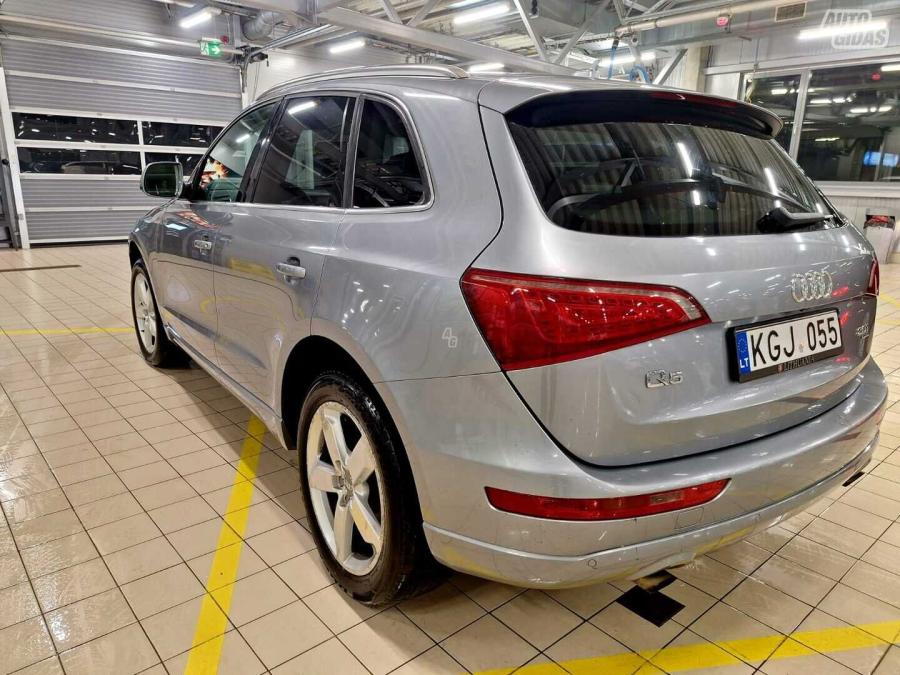 Grey Audi Q5 2011 in Vilnius, with an engine capacity of 2.00 L and mileage of 302 thousand km for 4800 €, photo 5 on AUTOMOTO.COM.LV