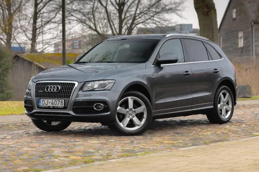 Grey Audi Q5 2011 in Jelgava, with an engine capacity of 2.00 L and mileage of 263 thousand km for 10900 €, photo 1 on AUTOMOTO.COM.LV