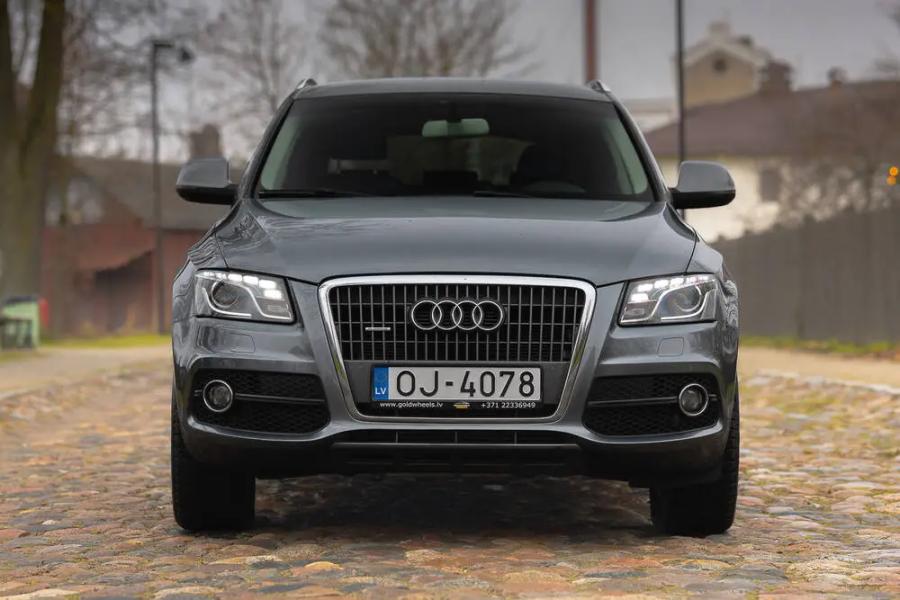 Grey Audi Q5 2011 in Jelgava, with an engine capacity of 2.00 L and mileage of 263 thousand km for 10900 €, photo 4 on AUTOMOTO.COM.LV