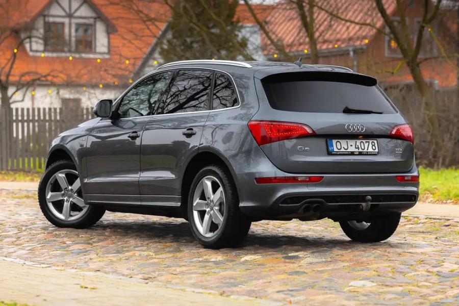 Grey Audi Q5 2011 in Jelgava, with an engine capacity of 2.00 L and mileage of 263 thousand km for 10900 €, photo 5 on AUTOMOTO.COM.LV