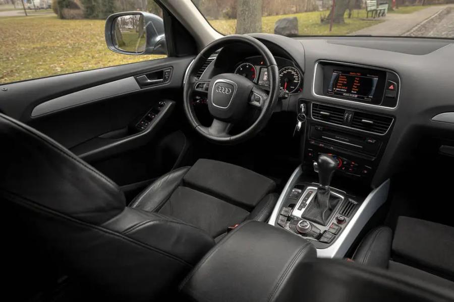 Grey Audi Q5 2011 in Jelgava, with an engine capacity of 2.00 L and mileage of 263 thousand km for 10900 €, photo 8 on AUTOMOTO.COM.LV
