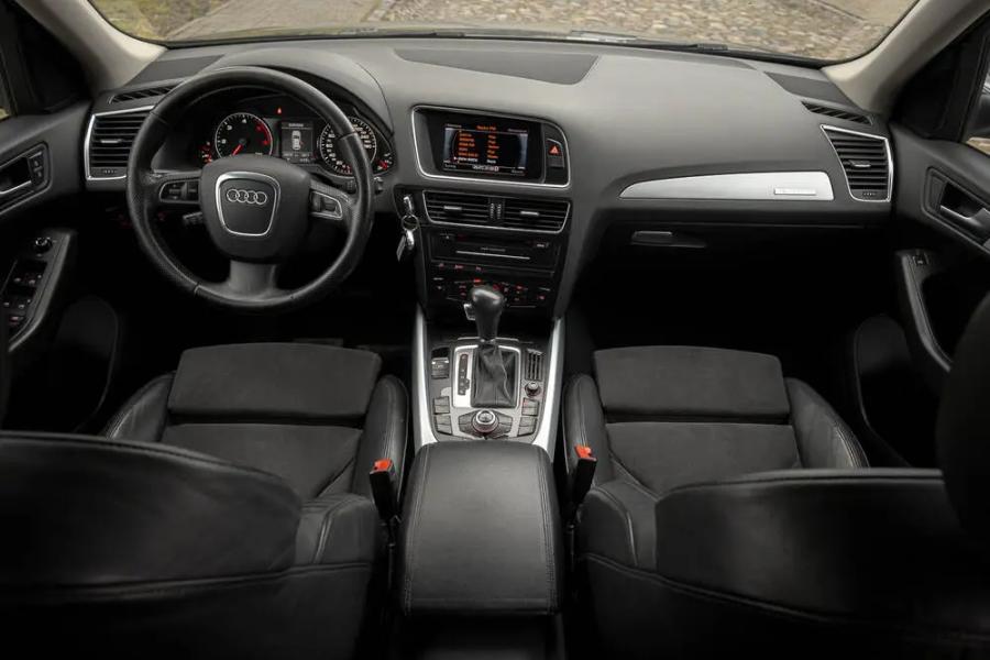 Grey Audi Q5 2011 in Jelgava, with an engine capacity of 2.00 L and mileage of 263 thousand km for 10900 €, photo 9 on AUTOMOTO.COM.LV