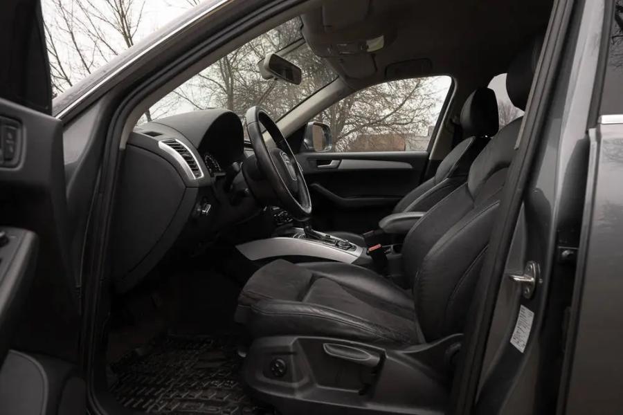 Grey Audi Q5 2011 in Jelgava, with an engine capacity of 2.00 L and mileage of 263 thousand km for 10900 €, photo 10 on AUTOMOTO.COM.LV