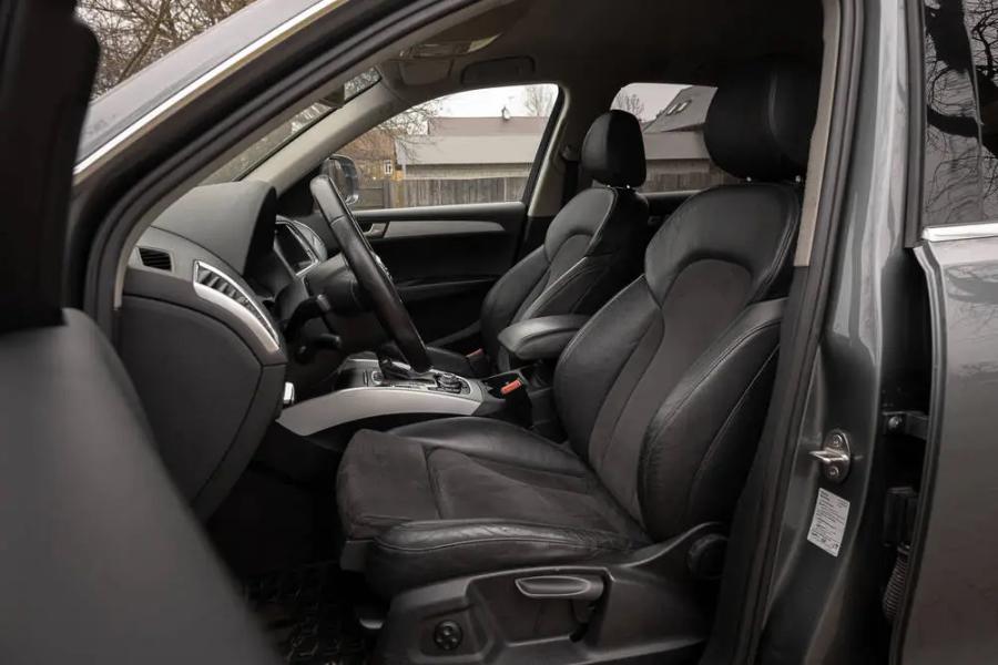Grey Audi Q5 2011 in Jelgava, with an engine capacity of 2.00 L and mileage of 263 thousand km for 10900 €, photo 11 on AUTOMOTO.COM.LV