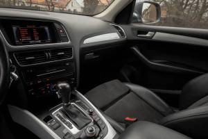 Grey Audi Q5 2011 in Jelgava, with an engine capacity of 2.00 L and mileage of 263 thousand km for 10900 €, photo 12 on AUTOMOTO.COM.LV