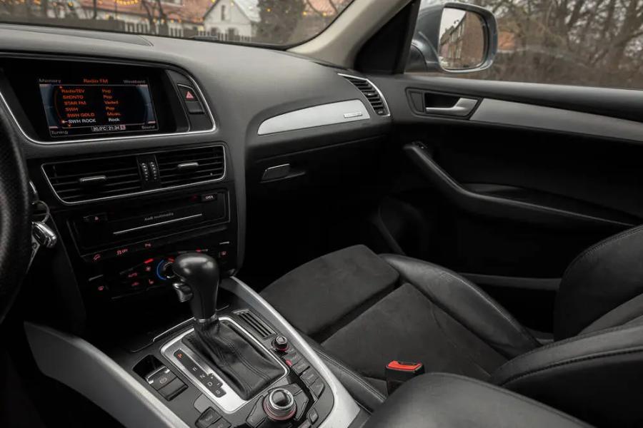 Grey Audi Q5 2011 in Jelgava, with an engine capacity of 2.00 L and mileage of 263 thousand km for 10900 €, photo 12 on AUTOMOTO.COM.LV